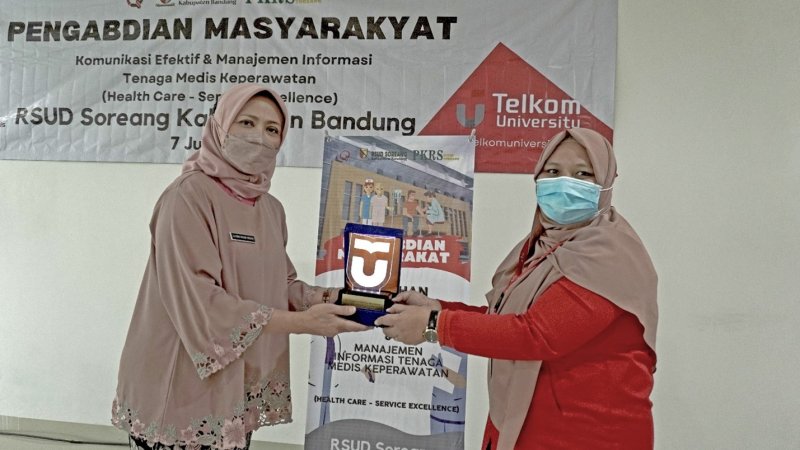 Pengabdian Kepada Masyarakat : Kolaborasi antara D3 Sistem Informasi Akuntansi dengan S1 Program ...